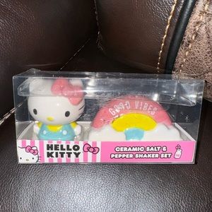 Hello Kitty | Kitchen | Hello Kitty Ceramic Salt And Pepper Shaker Set ...